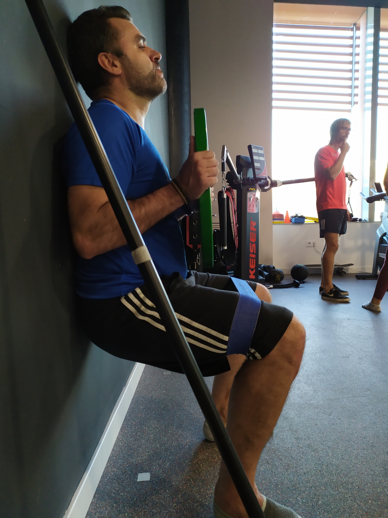 Sentadilla isométrica con miniband | InMuv Sevilla - Centro de ...